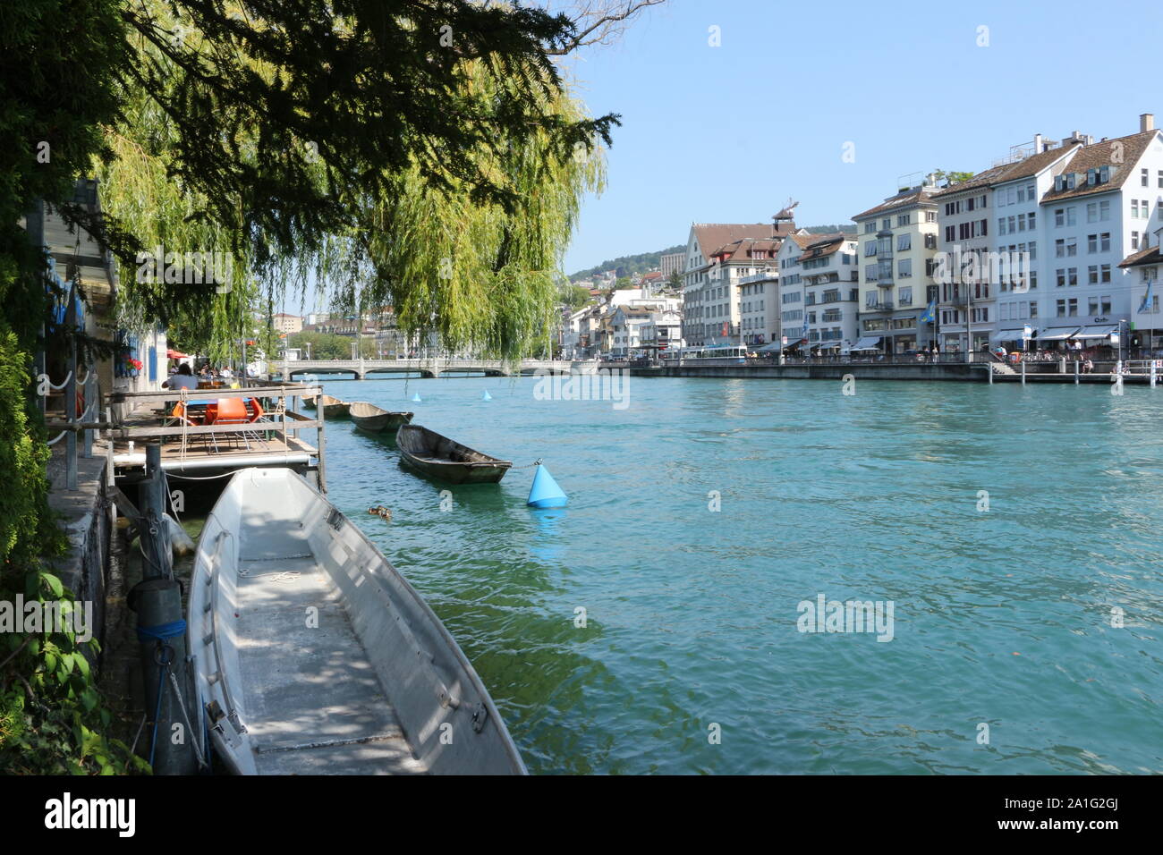 Historische Gebäude am Fluss Limmat im Zentrum von Zürich in der ...