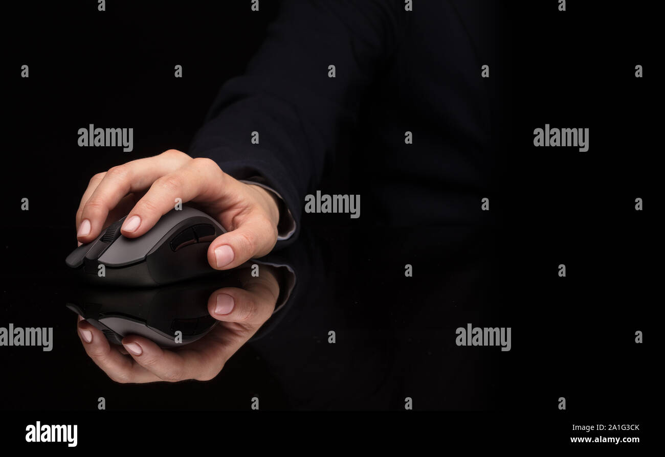 Hand using wireless mouse in a dark environment Stock Photo - Alamy