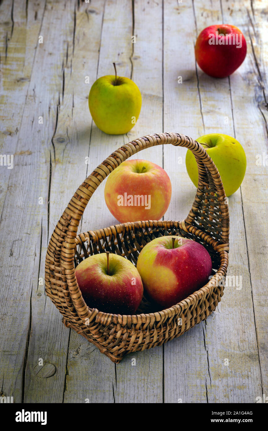 Rural still life basket apples hi-res stock photography and images - Alamy