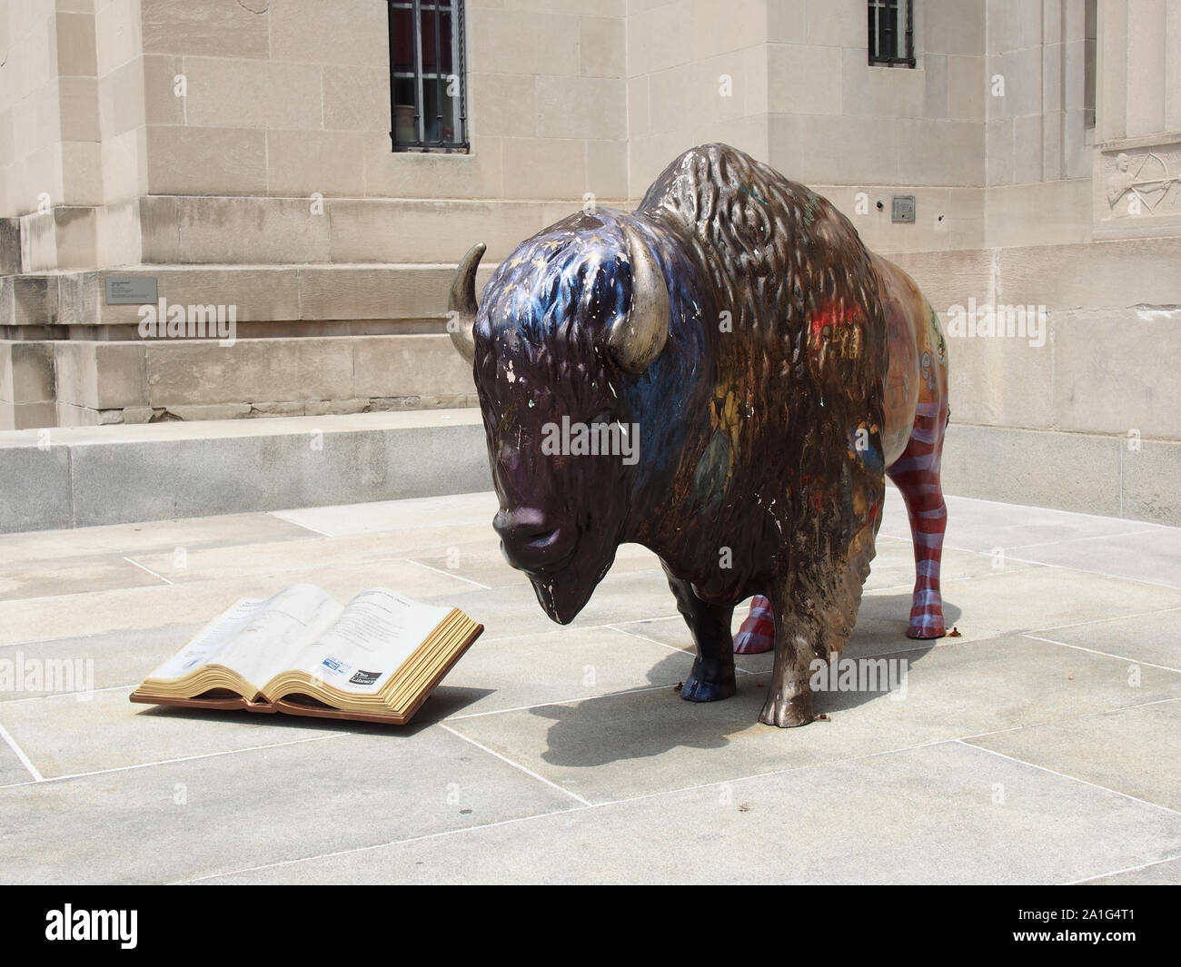 American bison statue hi-res stock photography and images - Alamy