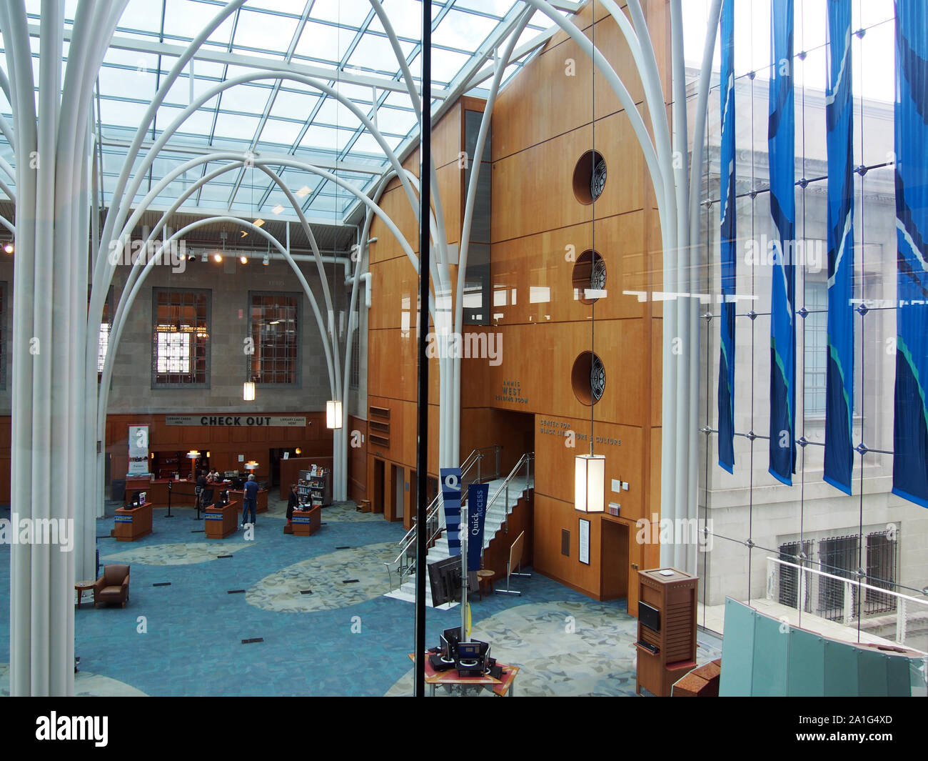 2007 six story glass and steel atrium addition hi-res stock photography ...