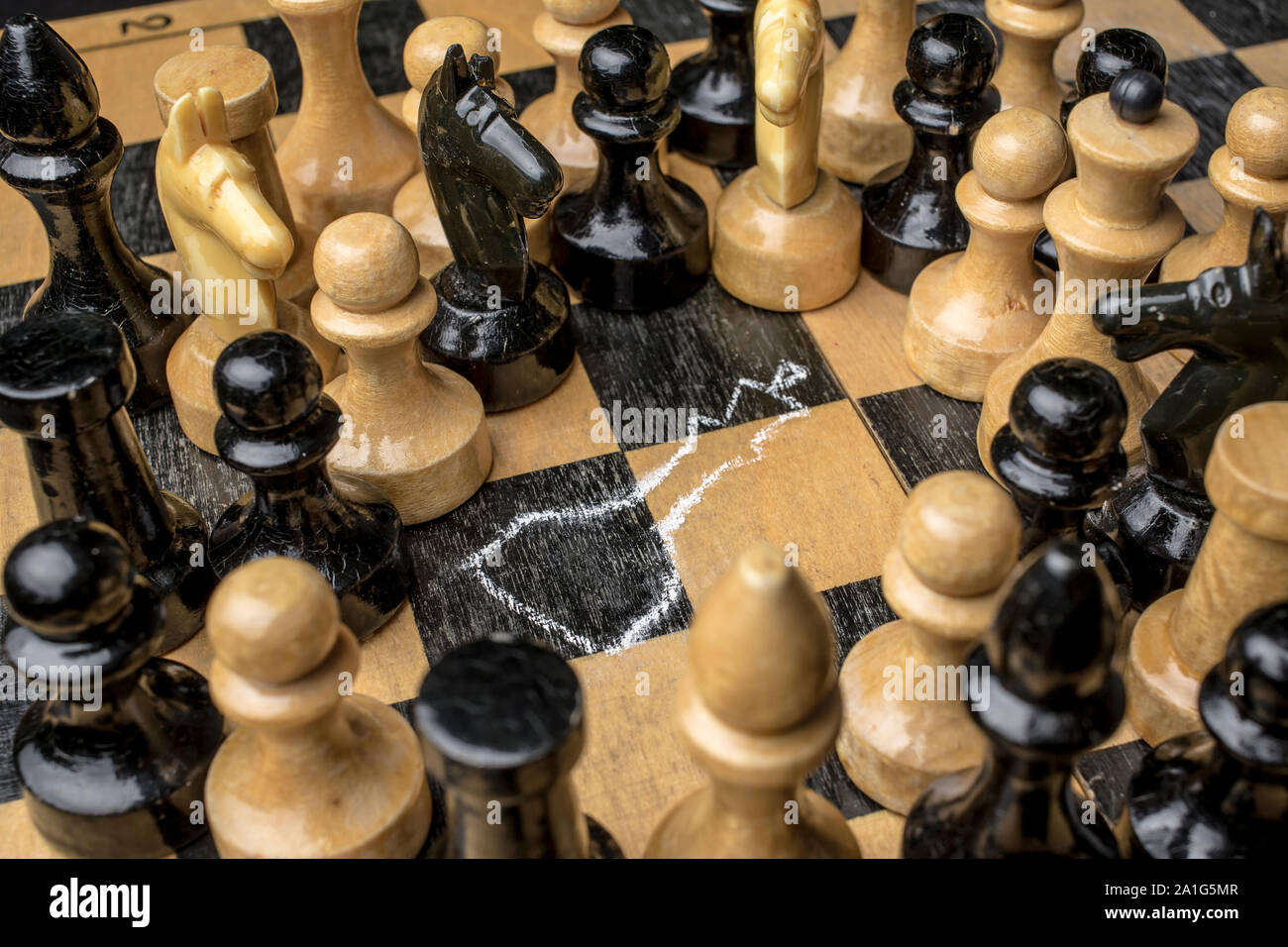 Chess King killed on the chessboard, the witnesses look at the circled ...