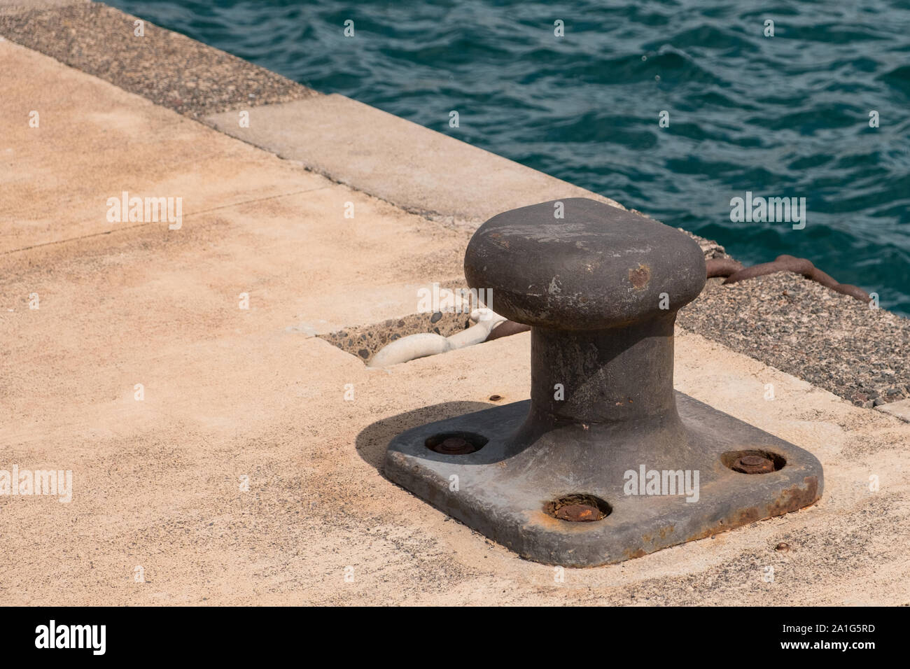 Old rusty mooring bollard hi-res stock photography and images - Alamy
