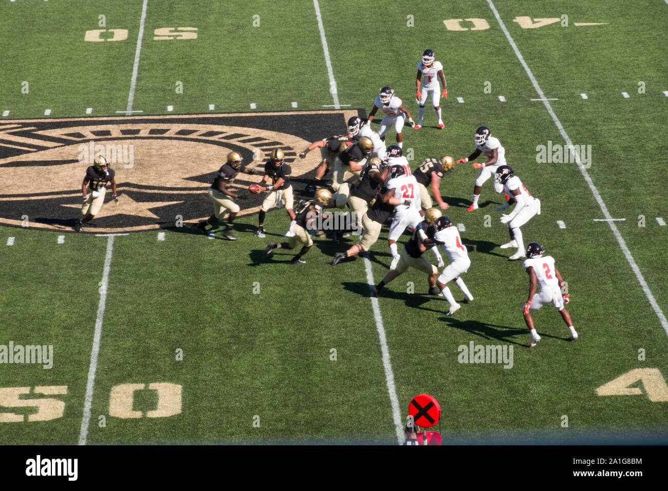 American football play formation hi-res stock photography and images ...