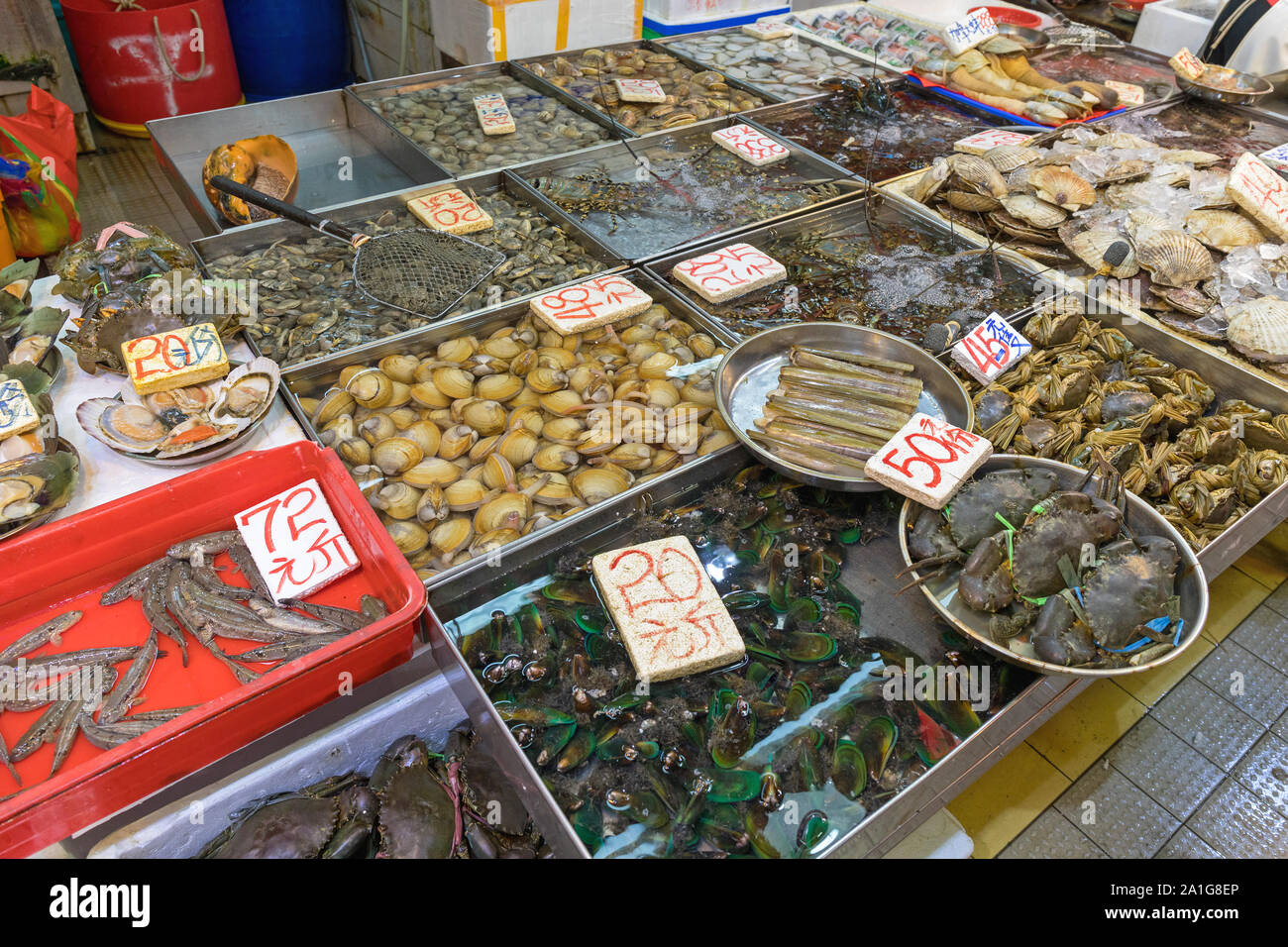 Clams Crabs Fish Sea Food Market Stall Stock Photo - Alamy
