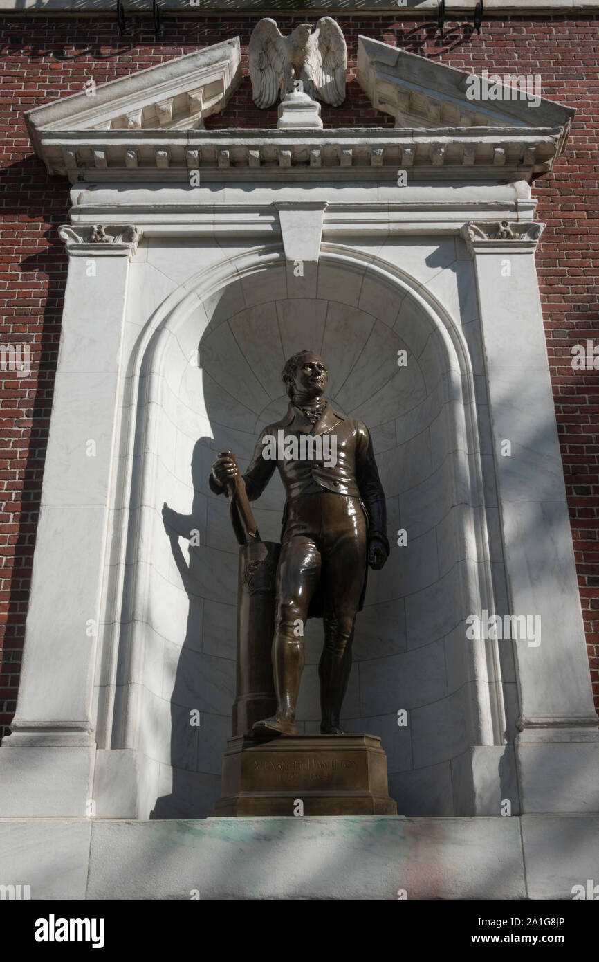 Bronze statue alexander hamilton hi-res stock photography and images ...