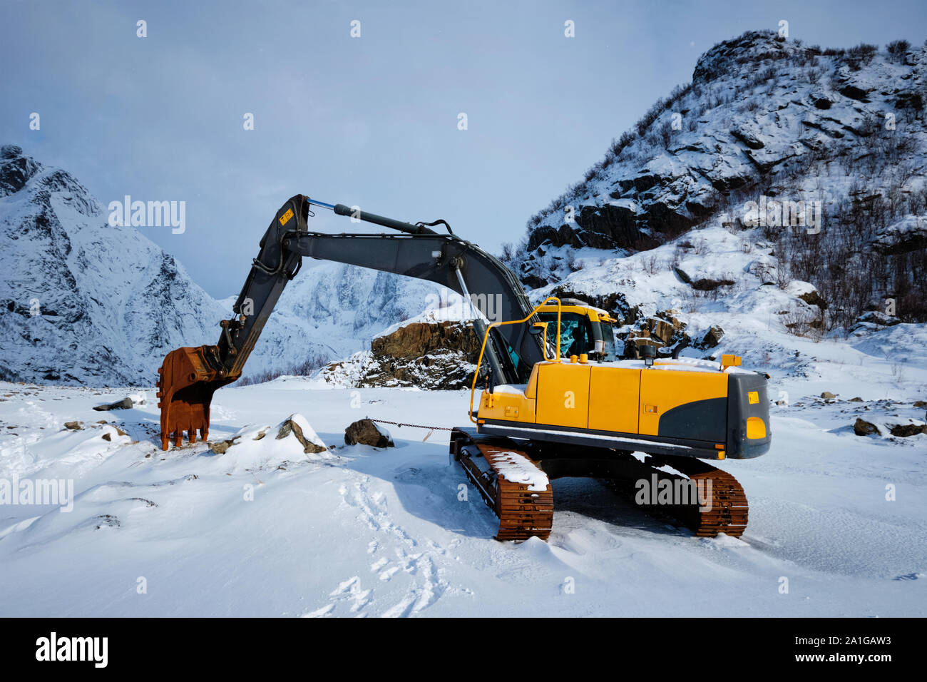 Old excavator in winter Stock Photo - Alamy