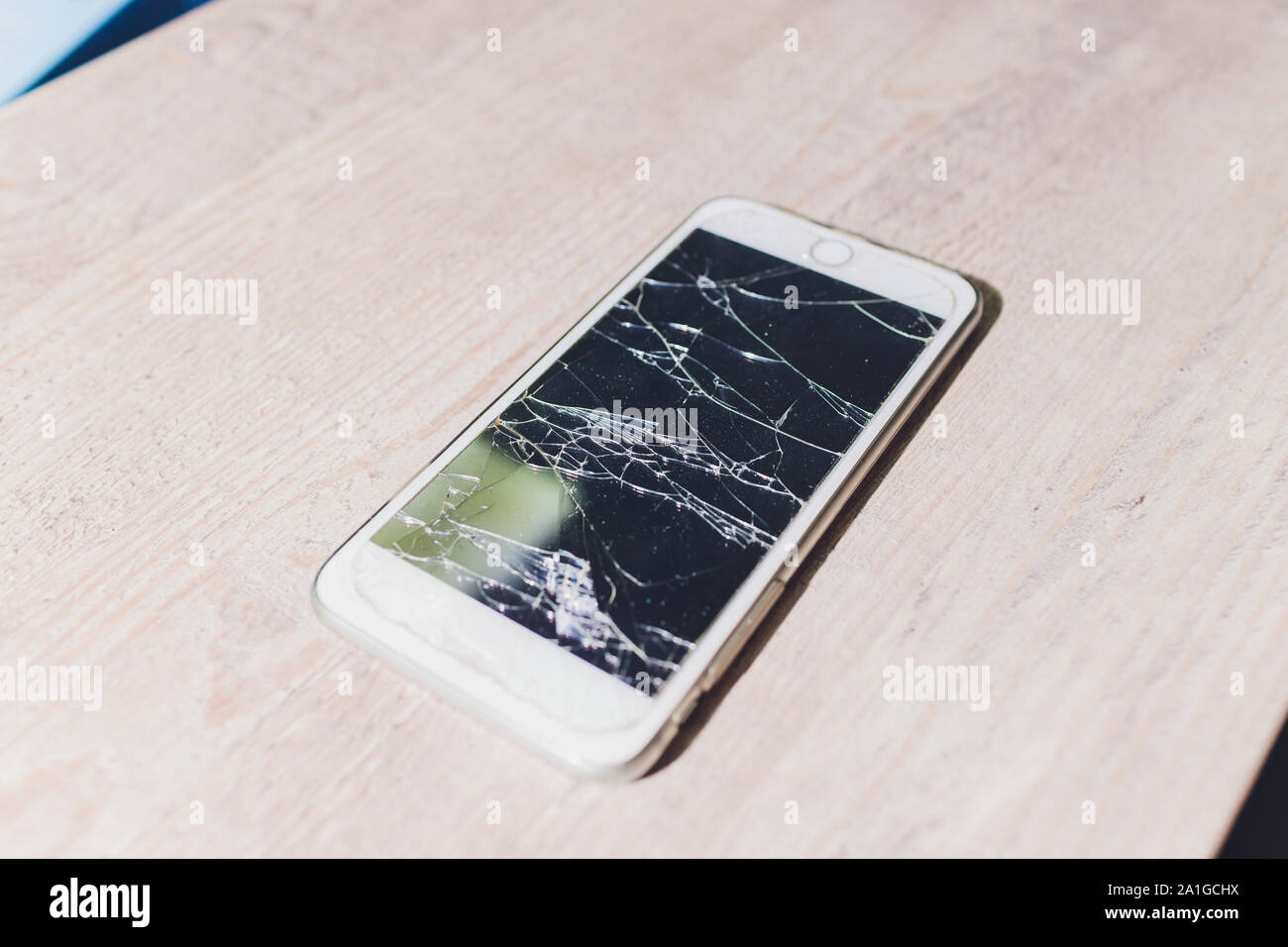 Closeup of severley cracked smashed smart phone Stock Photo - Alamy