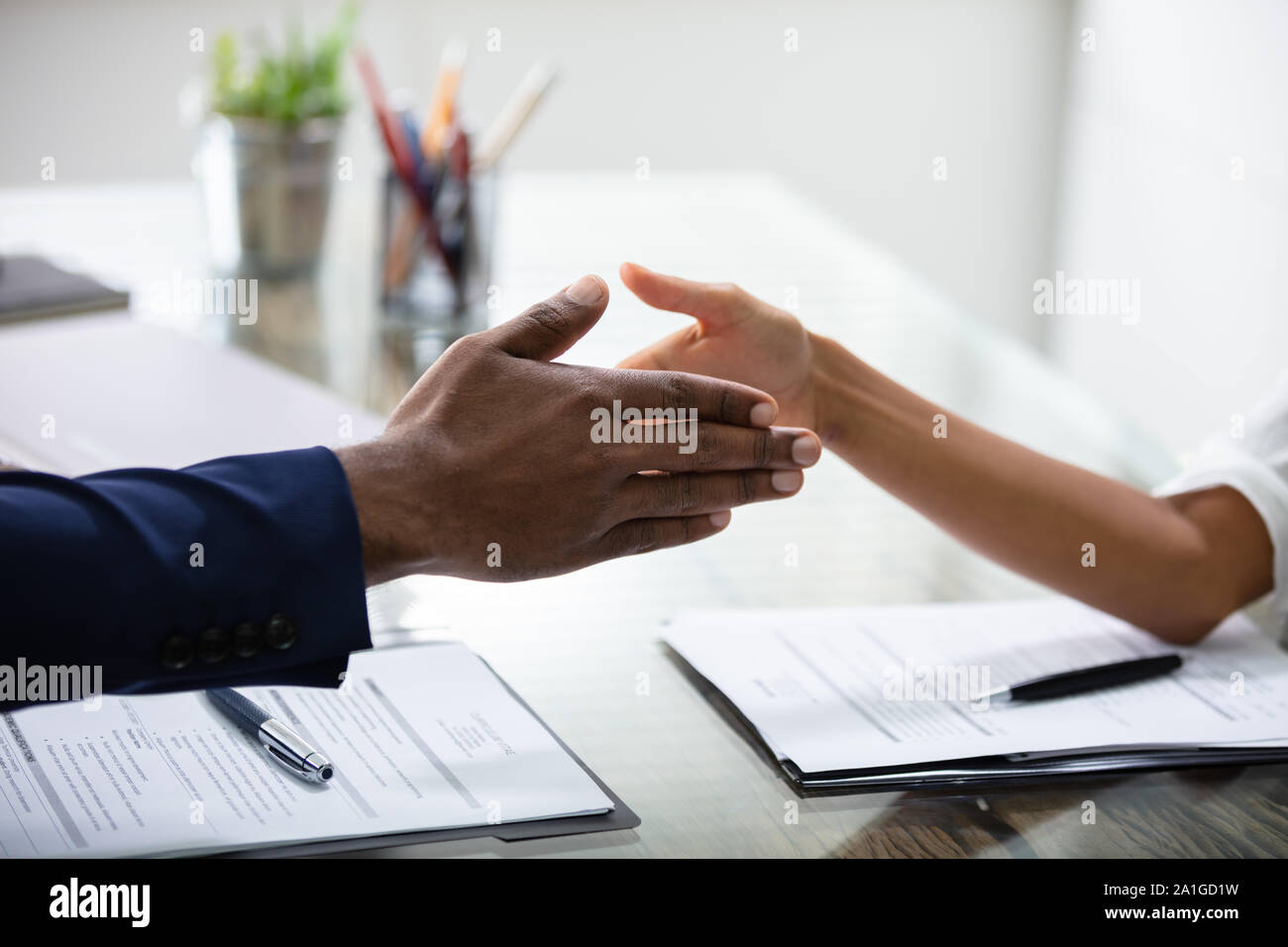 Shake shaking hands hi-res stock photography and images - Alamy