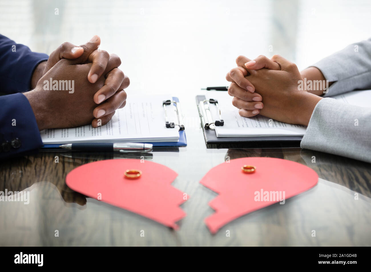 Broken wedding ring hi-res stock photography and images - Alamy