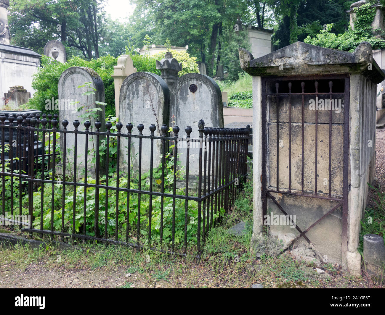 Graves and tombs in Père Lachaise cemetery, Paris, France, spring, 2019 ...