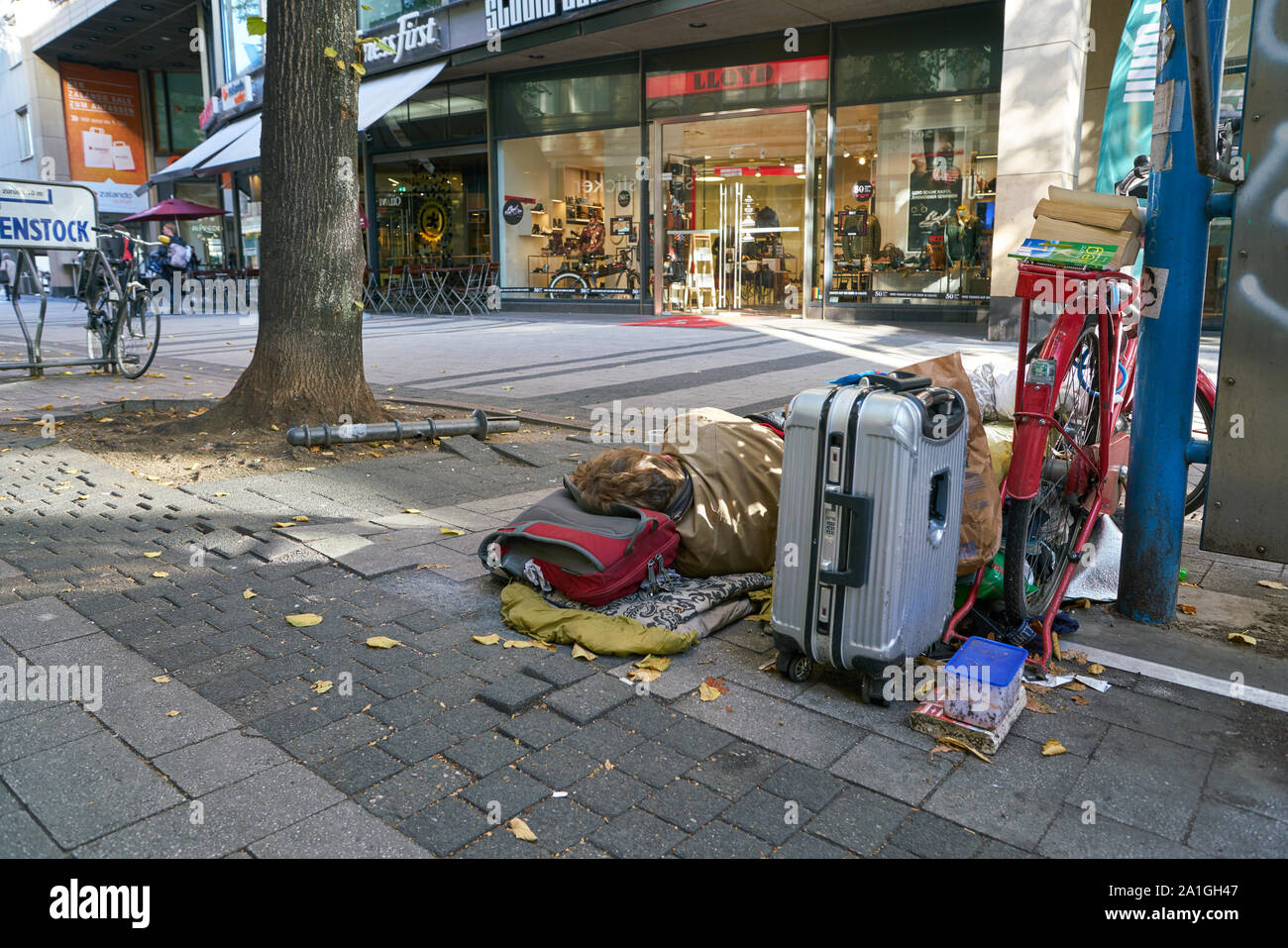 Sleep on the street hi-res stock photography and images - Alamy