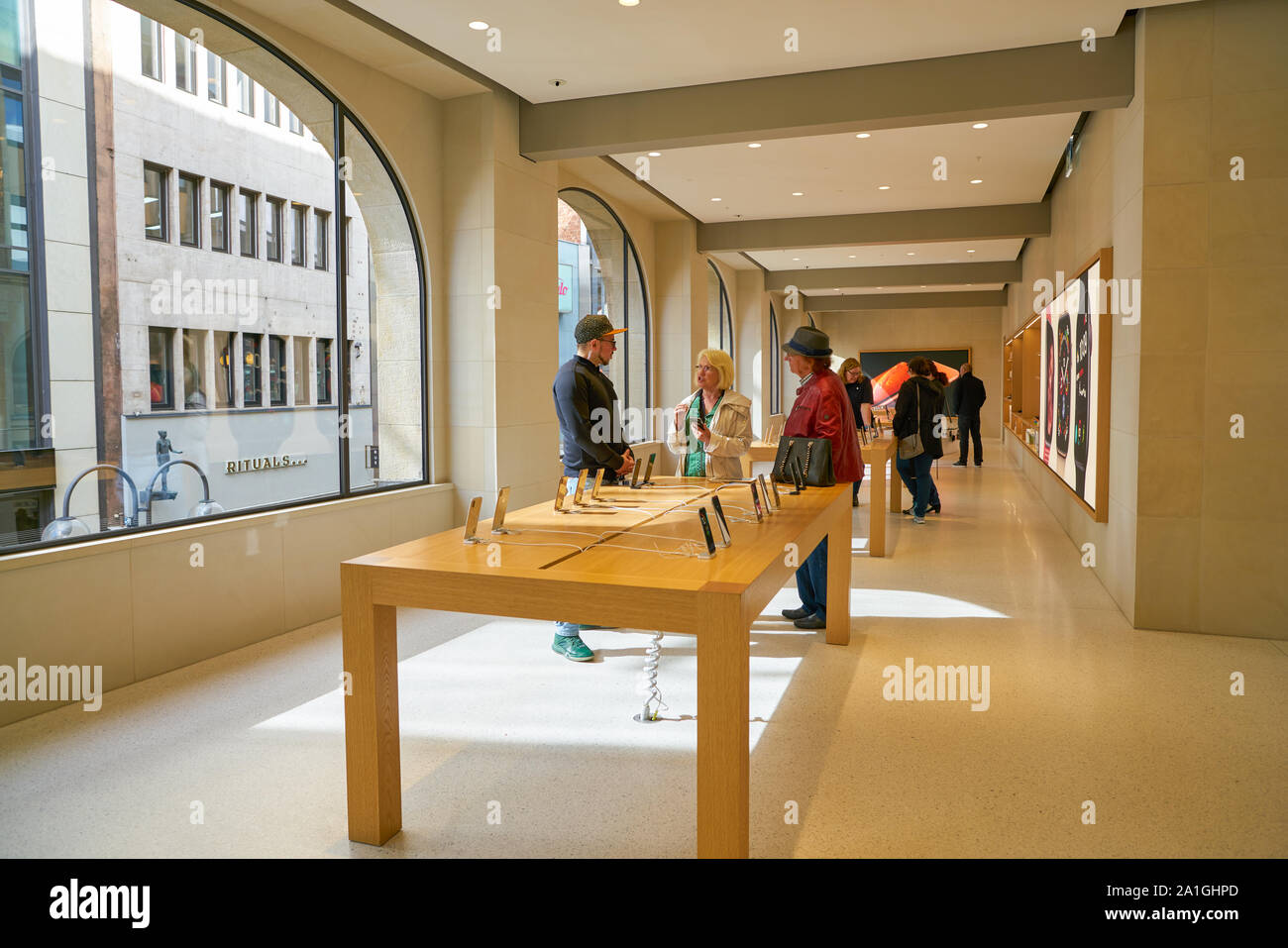 Apple store of cologne hi-res stock photography and images - Alamy