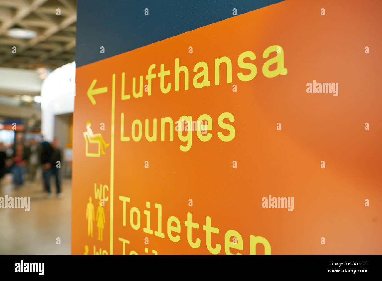 Airport lounges sign hi-res stock photography and images - Alamy