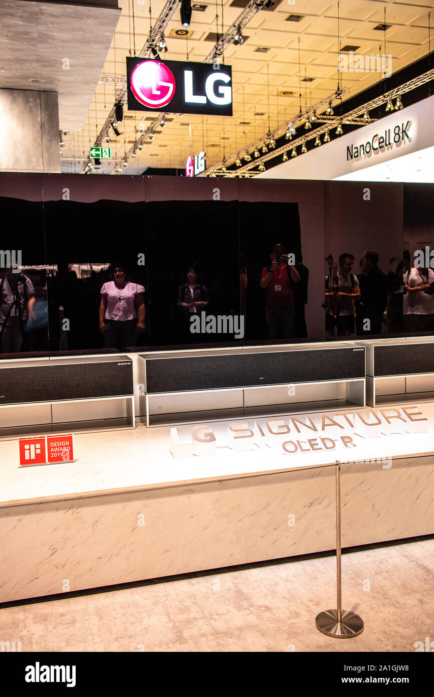 Lg signature oled tv r hi-res stock photography and images - Alamy