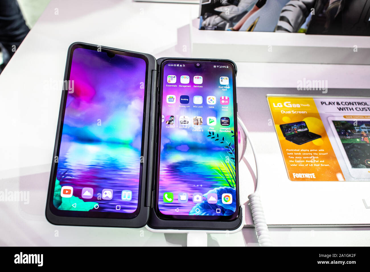 Lg dual screen hi-res stock photography and images - Alamy