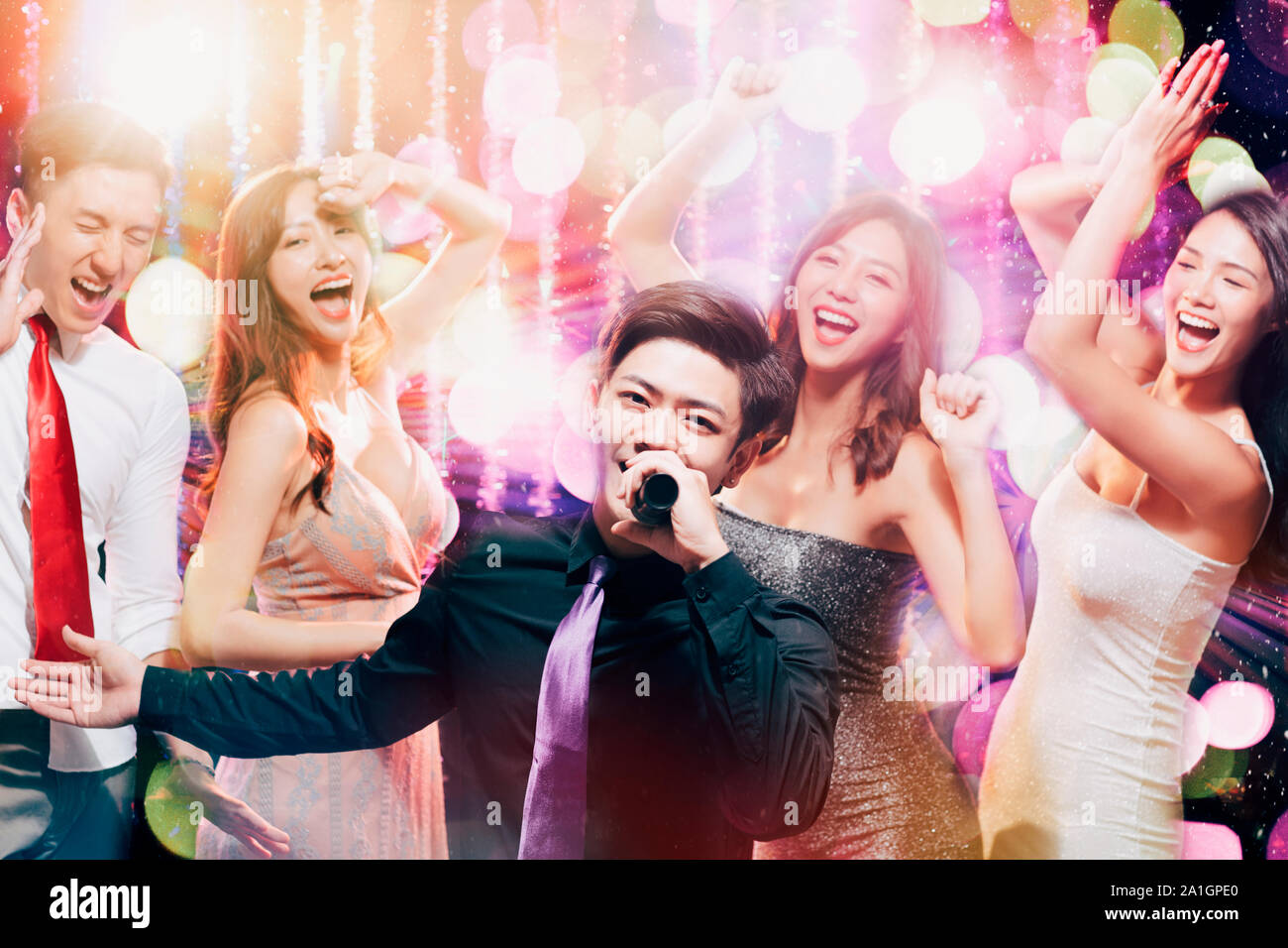 Singing happy birthday hi-res stock photography and images - Alamy