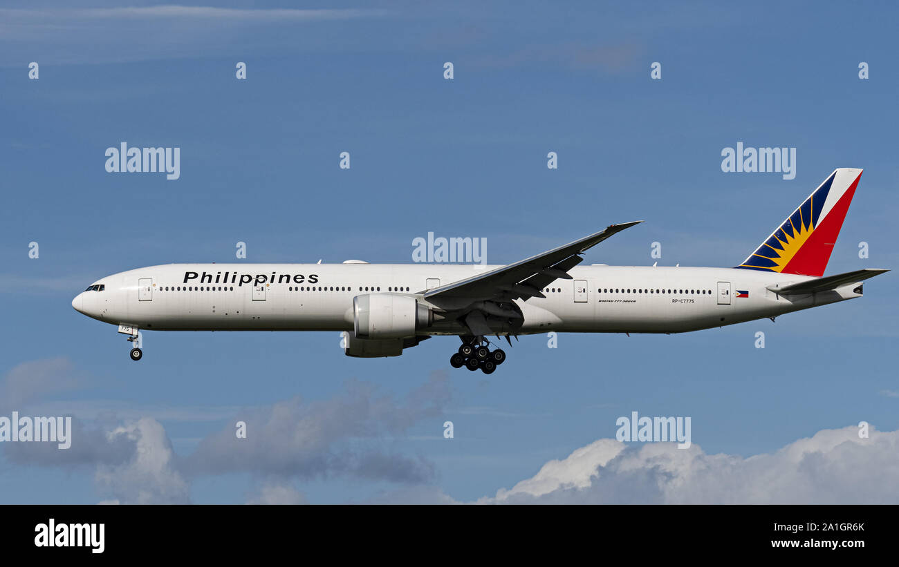 Philippine airlines boeing 777 hi-res stock photography and images - Alamy