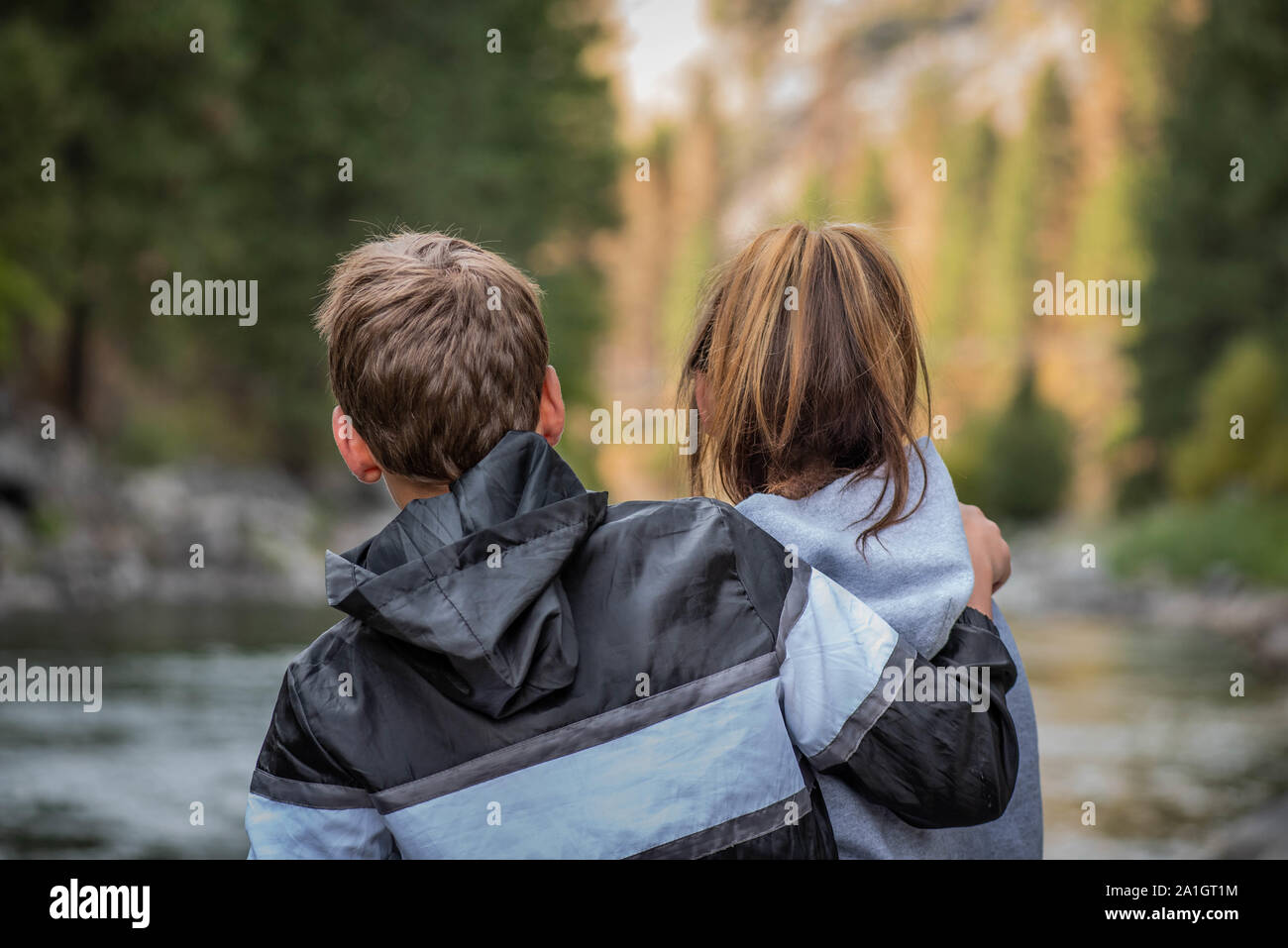 Family hugging backs hi-res stock photography and images - Alamy