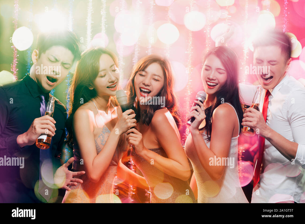Girl singing group hi-res stock photography and images - Alamy