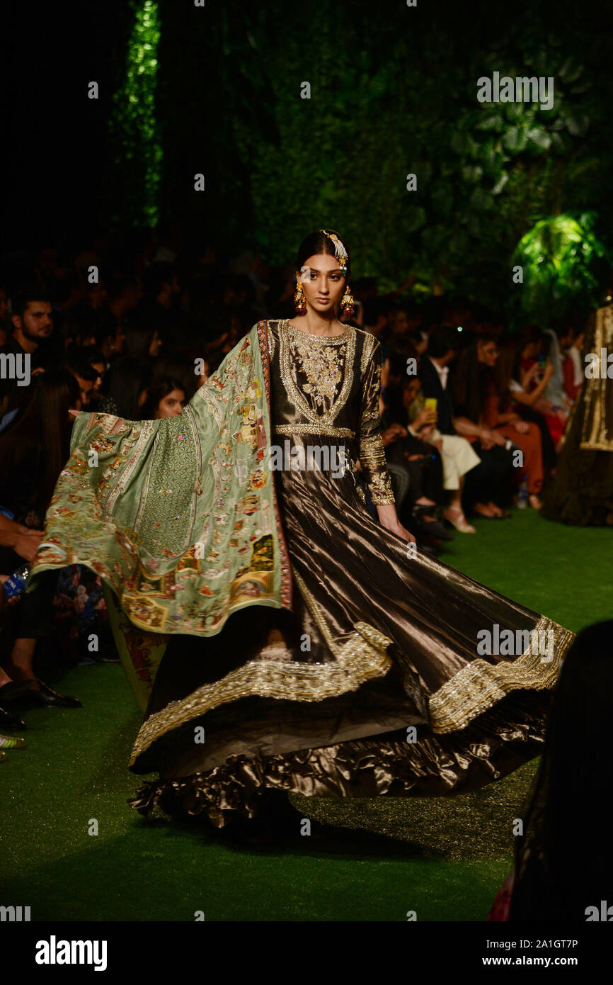 Lahore, Pakistan. 26th Sep, 2019. Pakistani models walks on ramp and ...