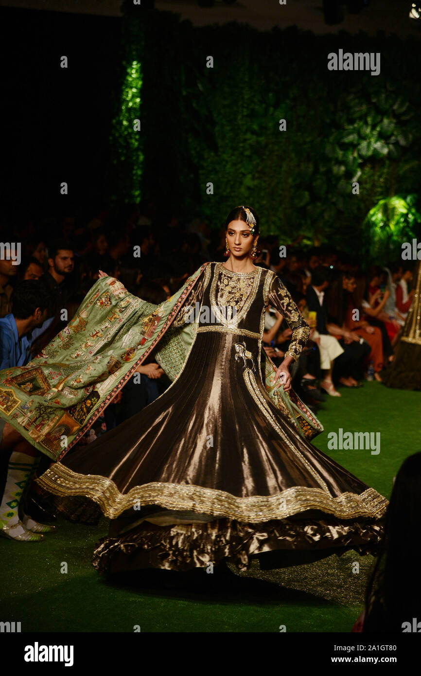 Lahore, Pakistan. 26th Sep, 2019. Pakistani models walks on ramp and ...