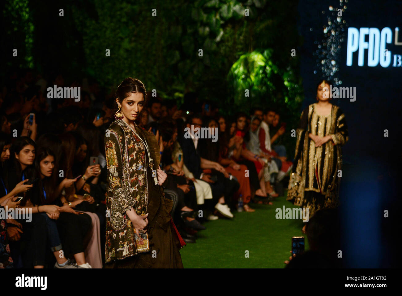 Lahore, Pakistan. 26th Sep, 2019. Pakistani models walks on ramp and ...