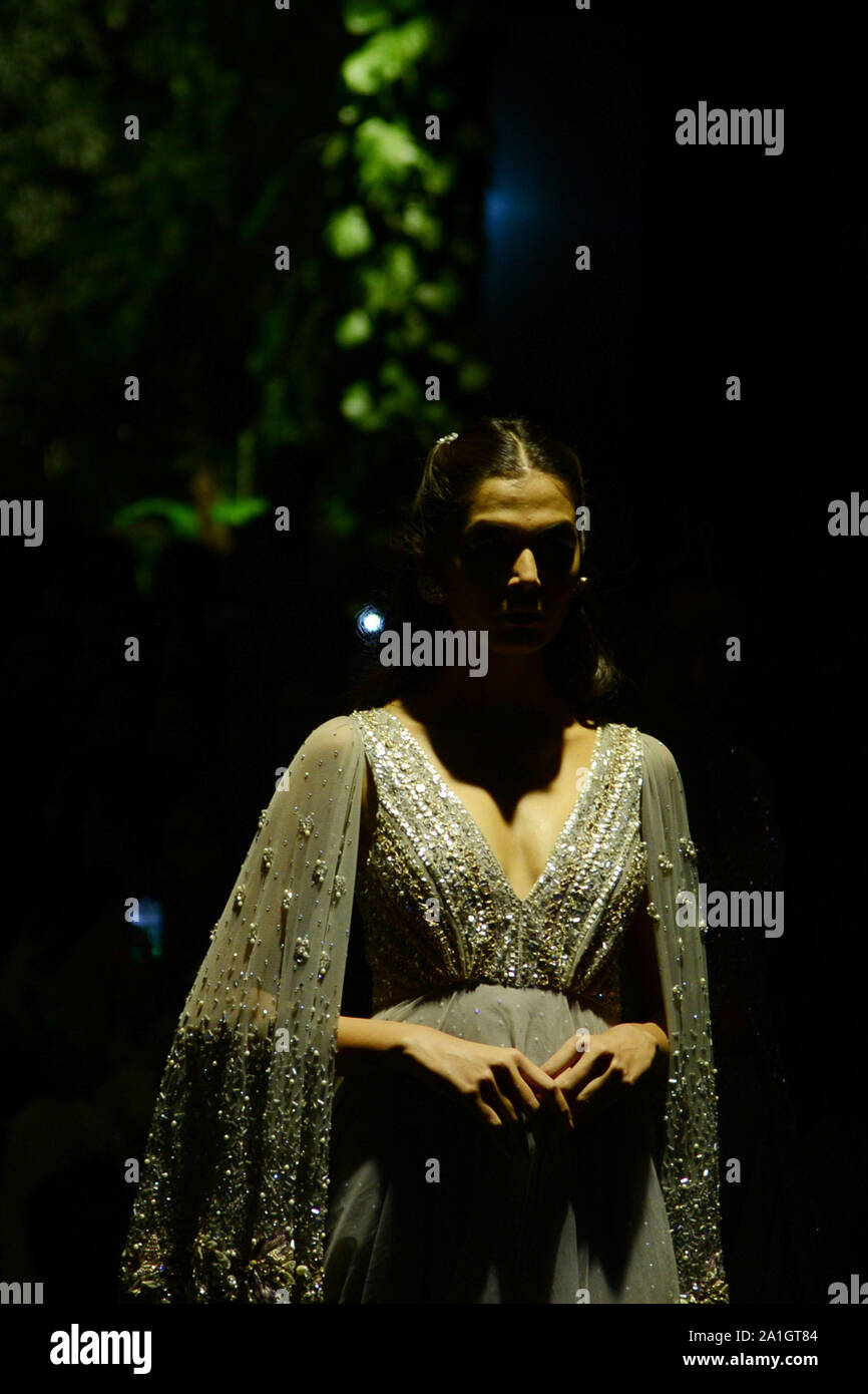 Lahore, Pakistan. 26th Sep, 2019. Pakistani models walks on ramp and ...