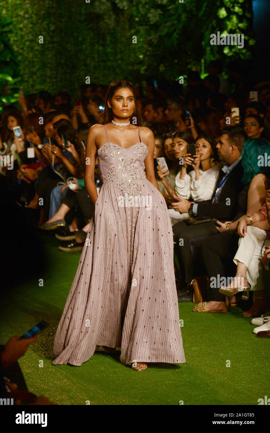 Lahore, Pakistan. 26th Sep, 2019. Pakistani models walks on ramp and ...