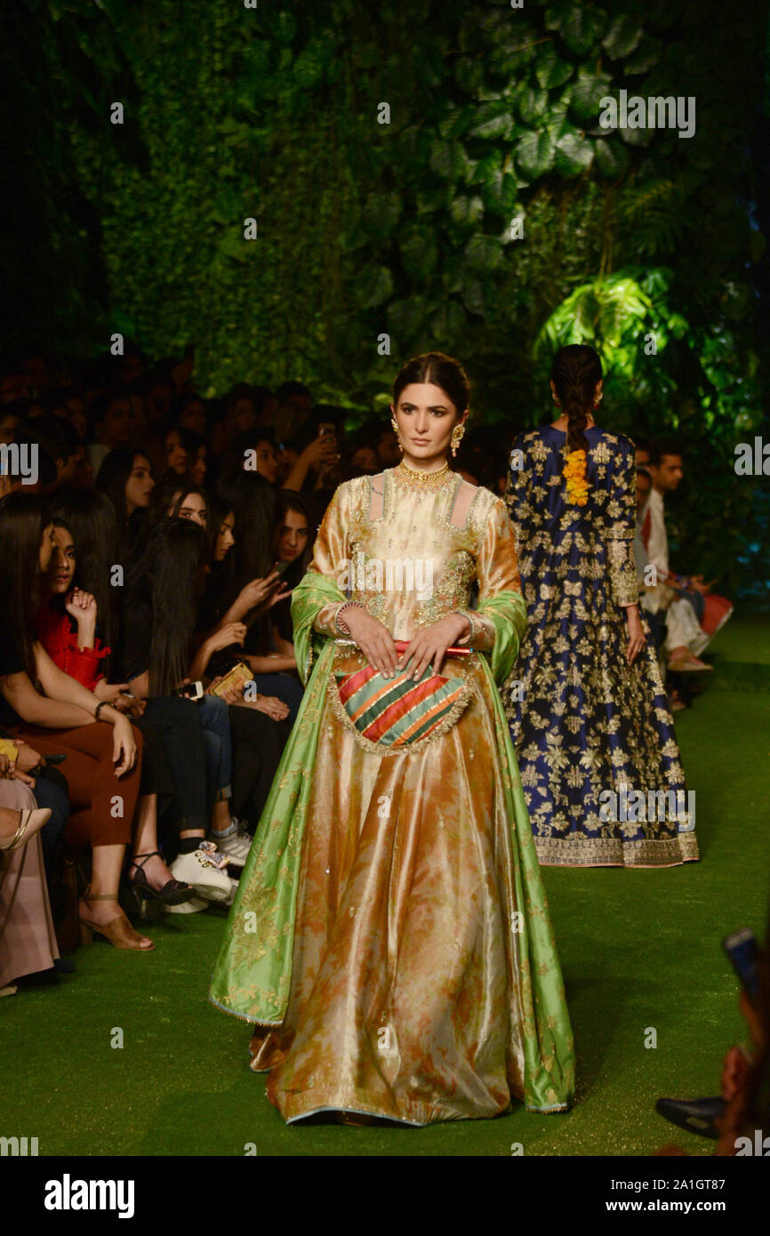 Lahore, Pakistan. 26th Sep, 2019. Pakistani models walks on ramp and ...