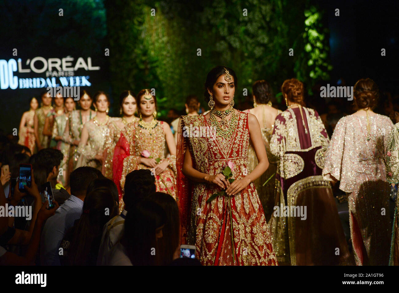 Lahore, Pakistan. 26th Sep, 2019. Pakistani models walks on ramp and ...