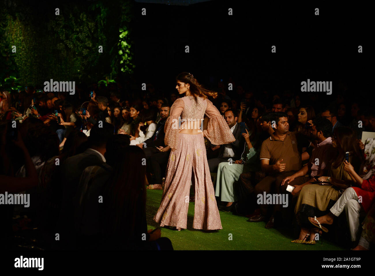 Lahore, Pakistan. 26th Sep, 2019. Pakistani models walks on ramp and ...