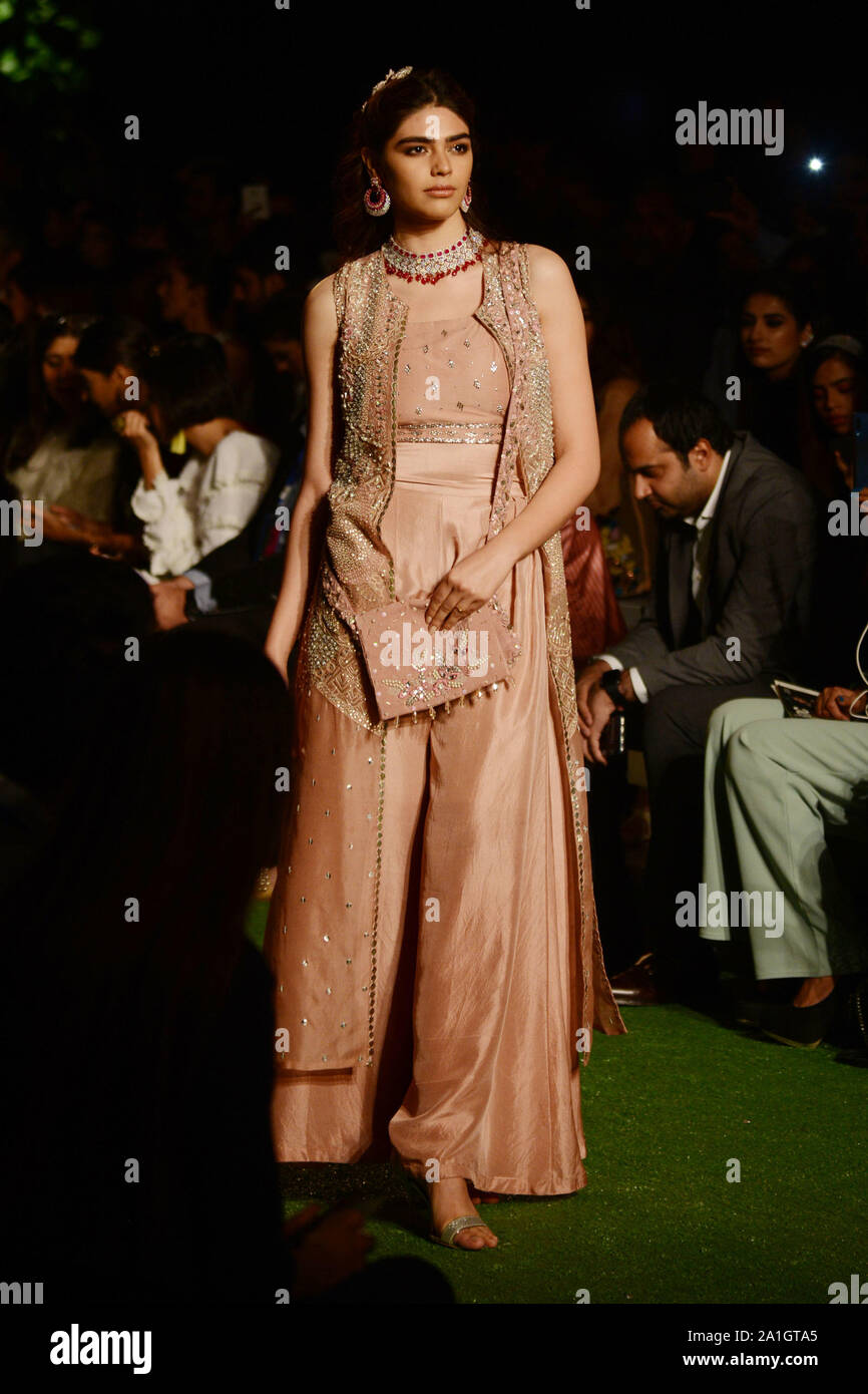 Lahore, Pakistan. 26th Sep, 2019. Pakistani models walks on ramp and ...
