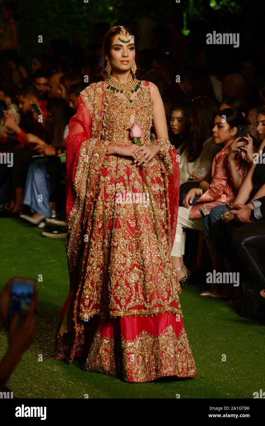 Lahore, Pakistan. 26th Sep, 2019. Pakistani models walks on ramp and ...