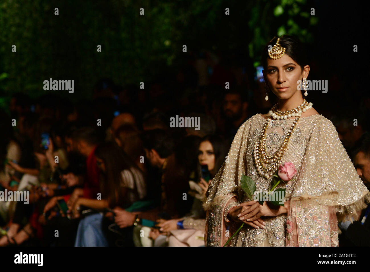 Lahore, Pakistan. 26th Sep, 2019. Pakistani models walks on ramp and ...