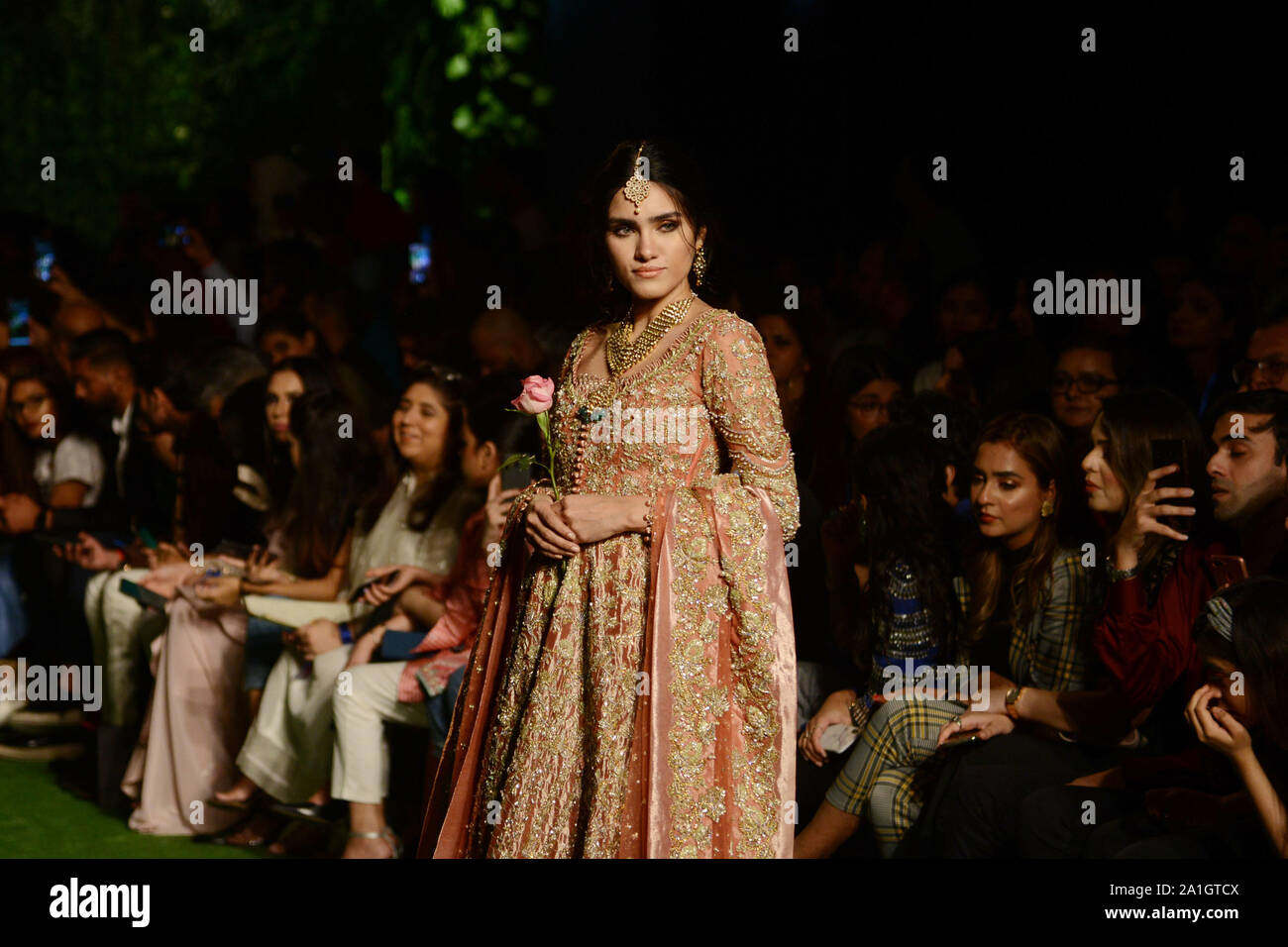 Lahore, Pakistan. 26th Sep, 2019. Pakistani models walks on ramp and ...