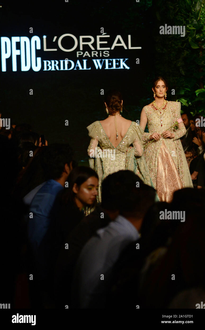 Lahore, Pakistan. 26th Sep, 2019. Pakistani models walks on ramp and ...