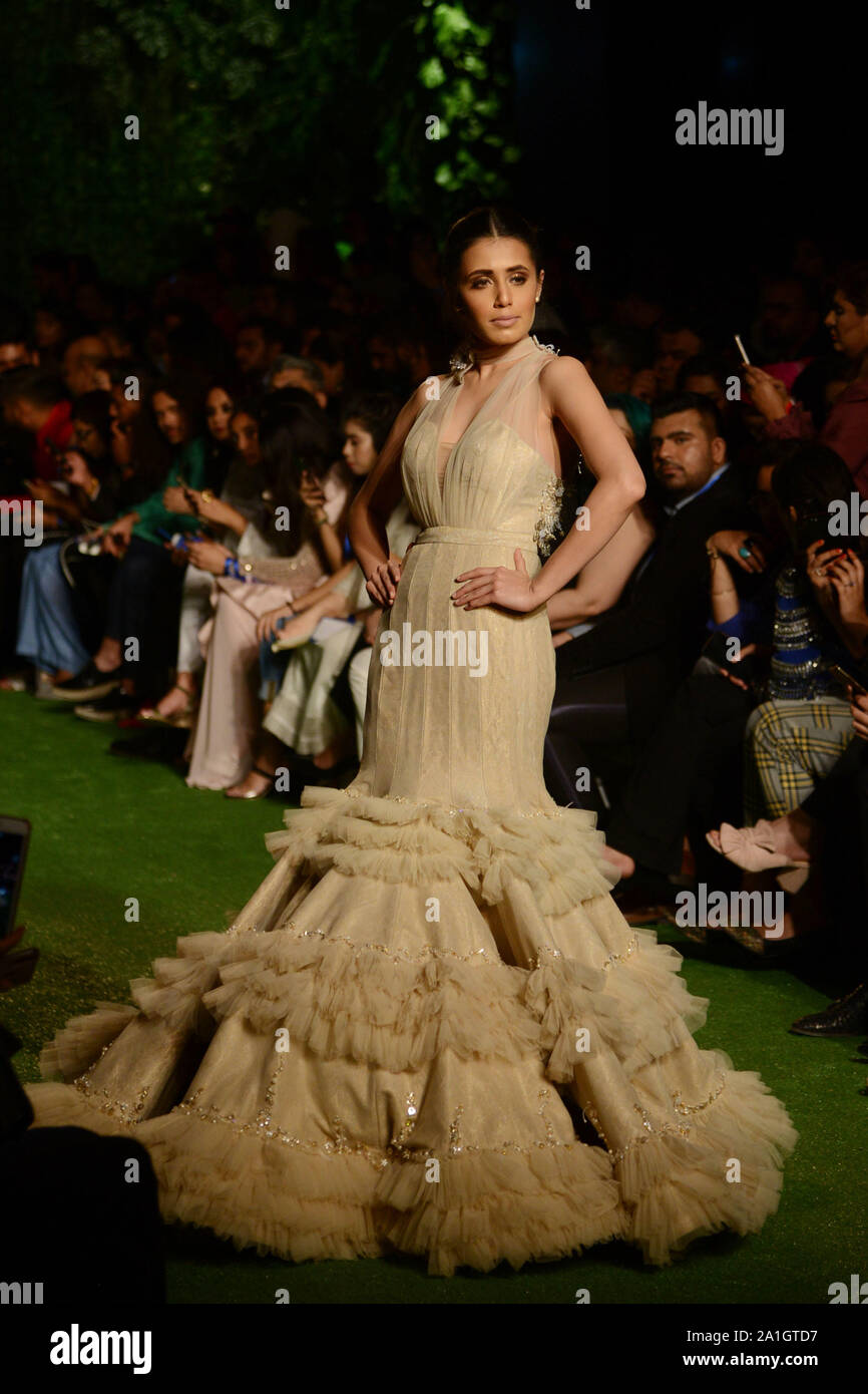 Lahore, Pakistan. 26th Sep, 2019. Pakistani models walks on ramp and ...