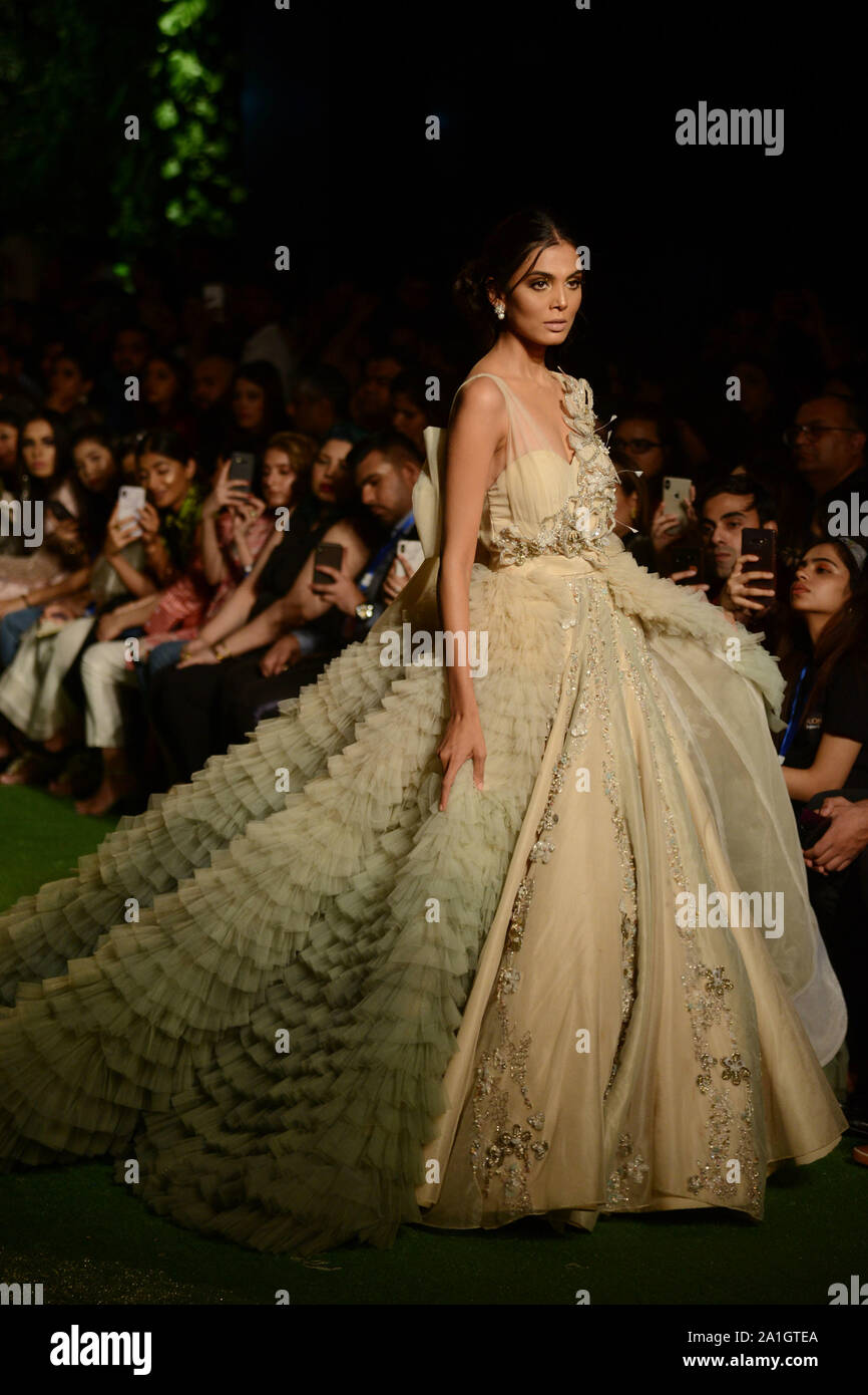 Lahore, Pakistan. 26th Sep, 2019. Pakistani models walks on ramp and ...