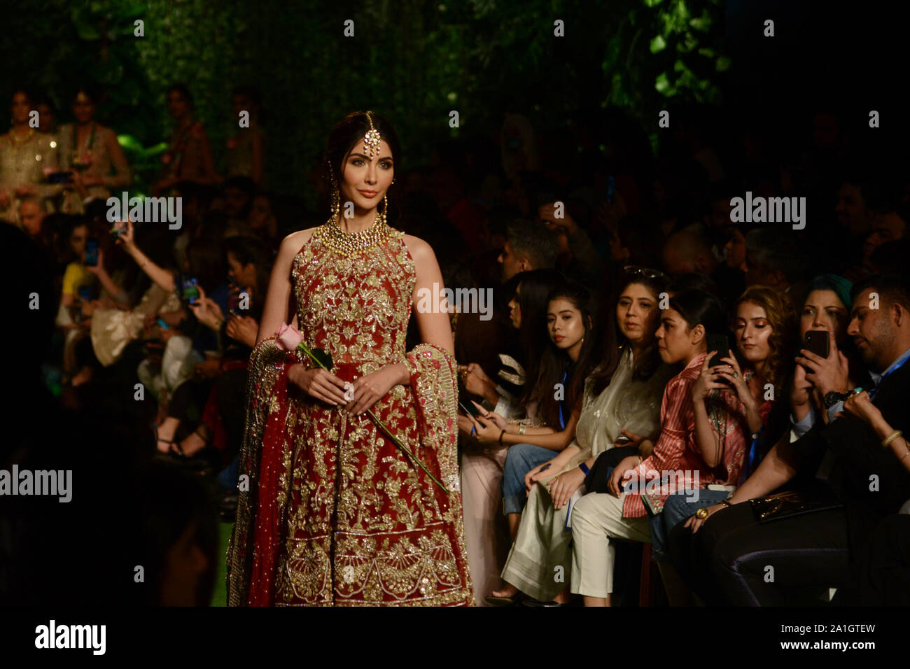 Lahore, Pakistan. 26th Sep, 2019. Pakistani models walks on ramp and ...