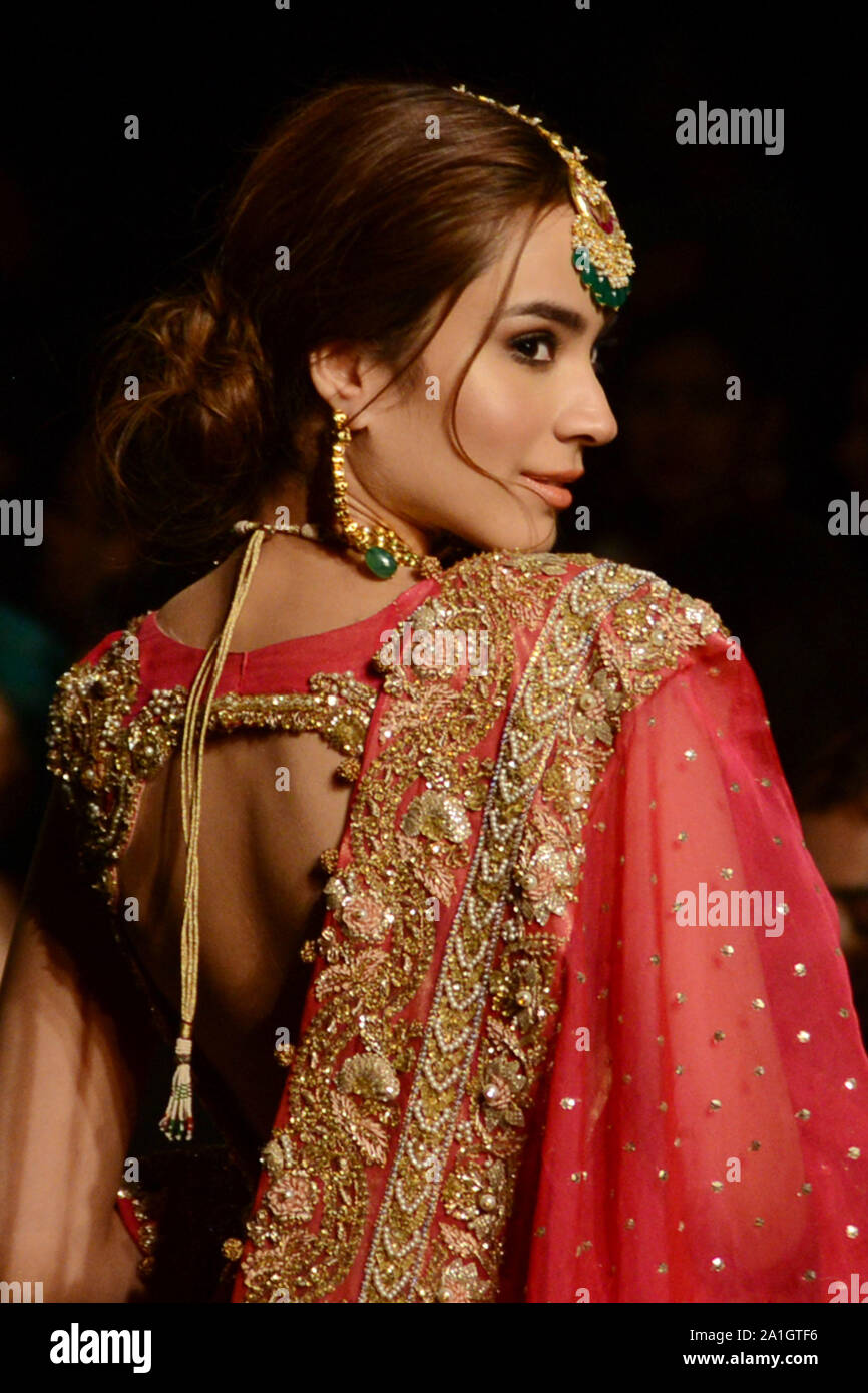 Lahore, Pakistan. 26th Sep, 2019. Pakistani models walks on ramp and ...
