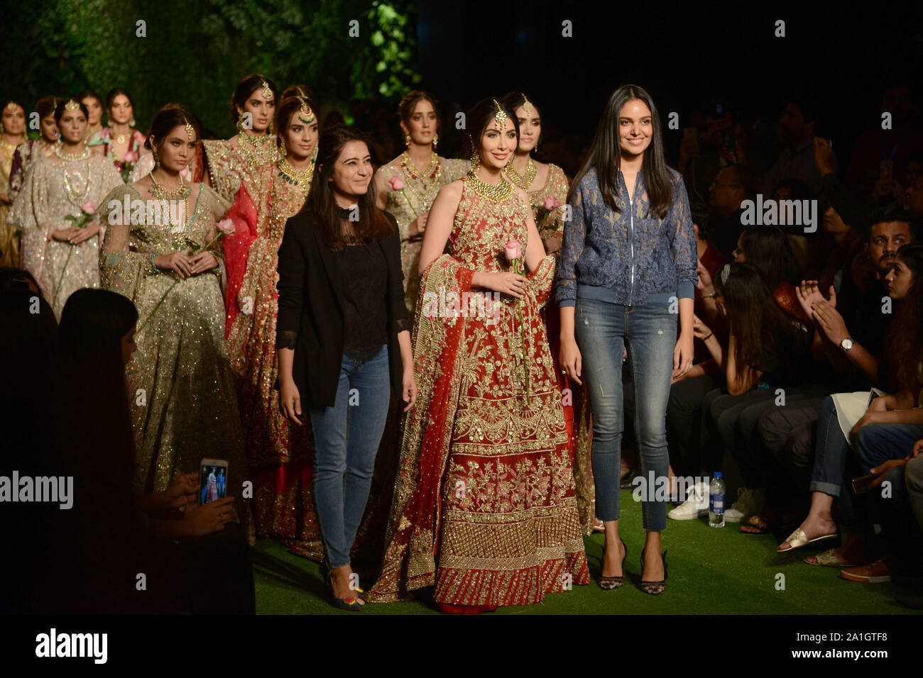 Lahore, Pakistan. 26th Sep, 2019. Pakistani models walks on ramp and ...