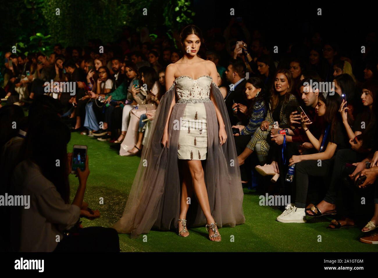 Lahore, Pakistan. 26th Sep, 2019. Pakistani models walks on ramp and ...