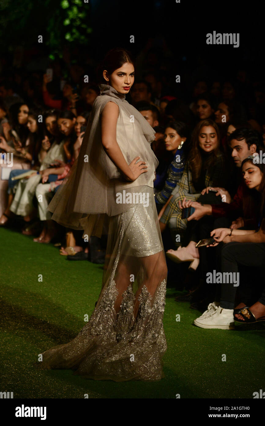 Lahore, Pakistan. 26th Sep, 2019. Pakistani models walks on ramp and ...