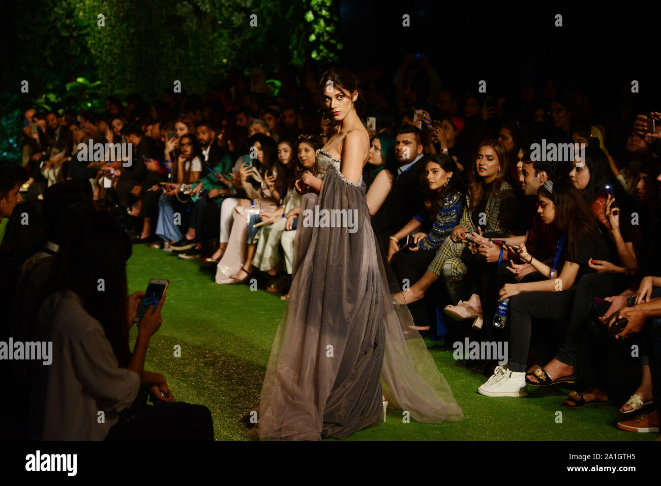 Lahore, Pakistan. 26th Sep, 2019. Pakistani models walks on ramp and ...