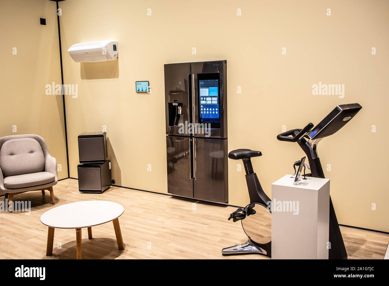 Dirty samsung hi-res stock photography and images - Alamy