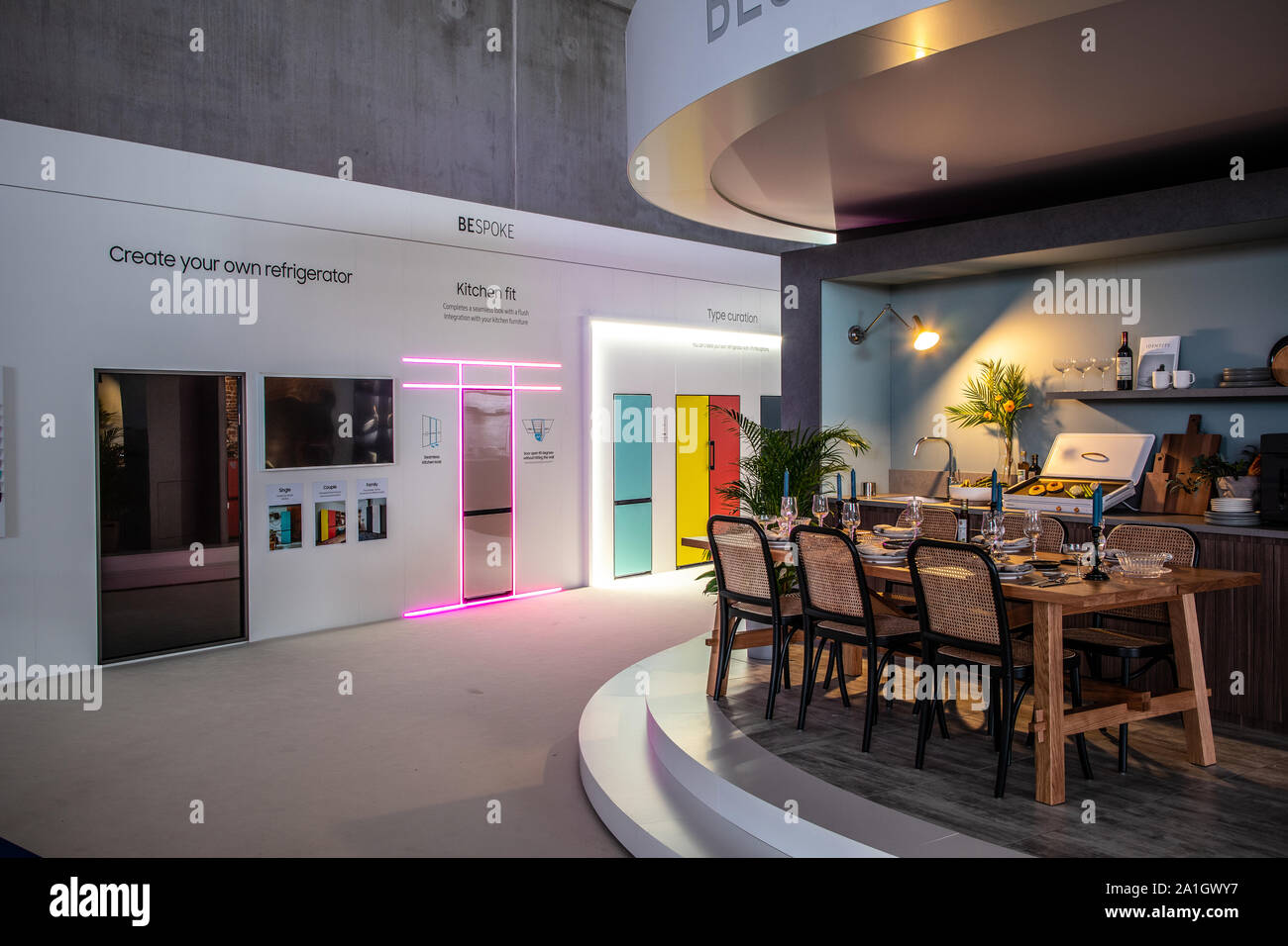 Samsung tv store interior hi-res stock photography and images - Alamy