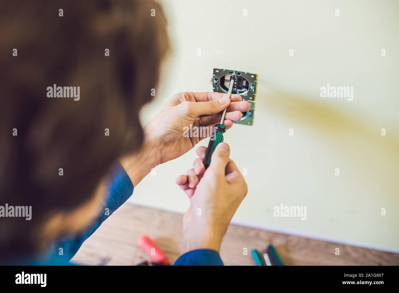Male electrician fitting plug hi-res stock photography and images - Alamy