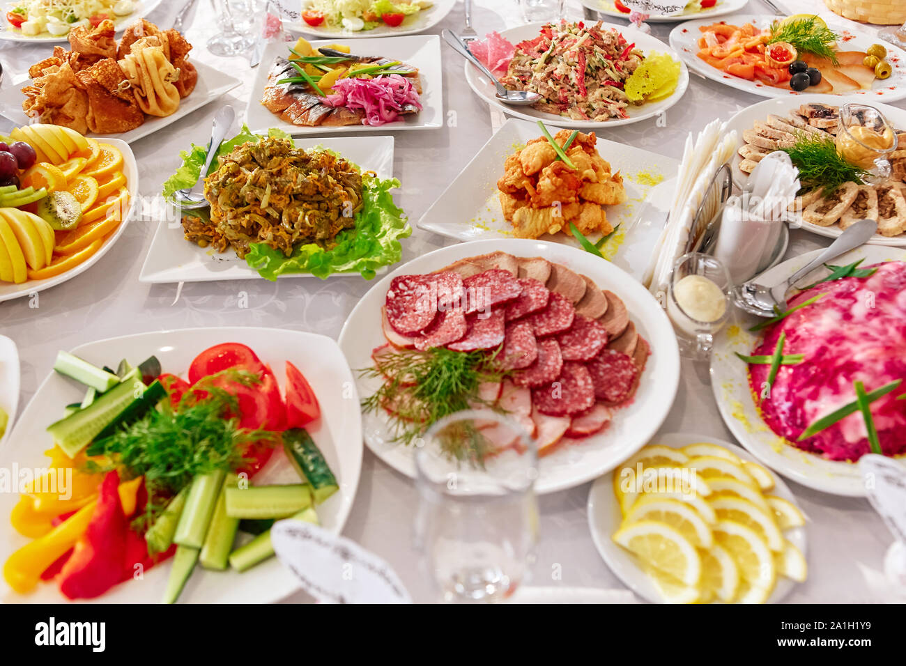 Beautifully decorated catering banquet table hi-res stock photography ...