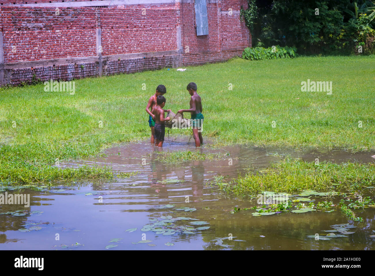 Asian kids playing water hi-res stock photography and images - Alamy
